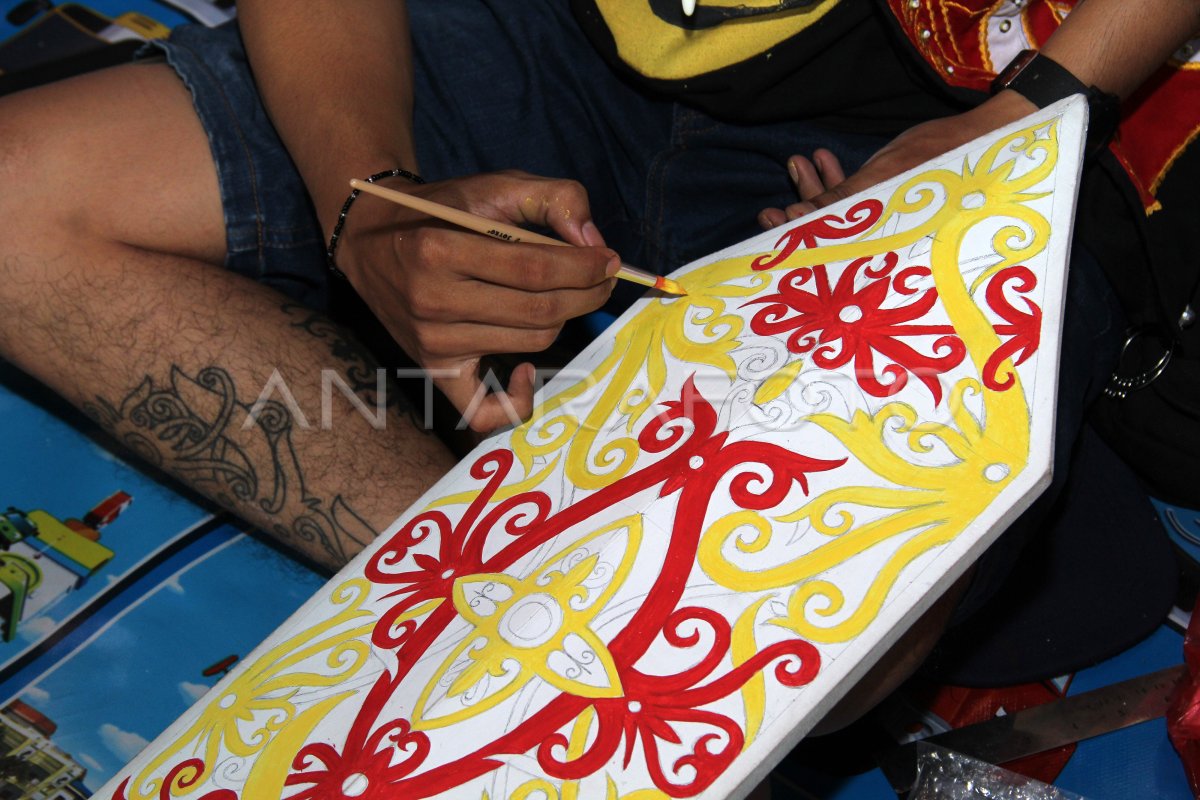 LOMBA MELUKIS PERISAI SUKU DAYAK | ANTARA Foto