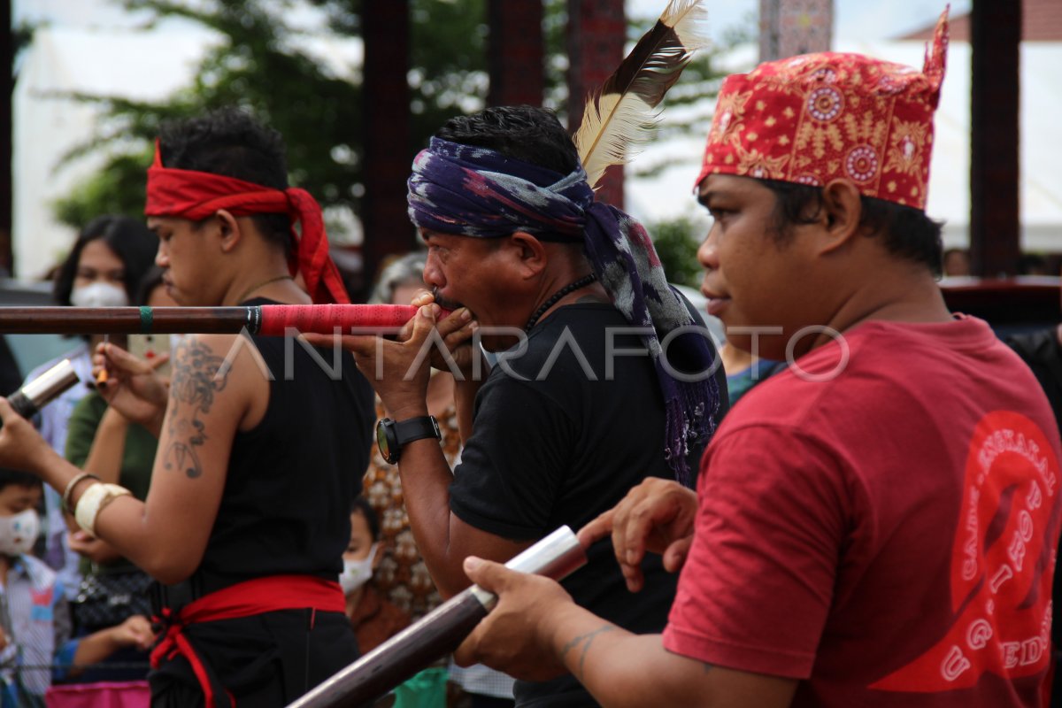 LOMBA MENYUMPIT DI PEKAN GAWAI DAYAK KALIMANTAN BARAT | ANTARA Foto