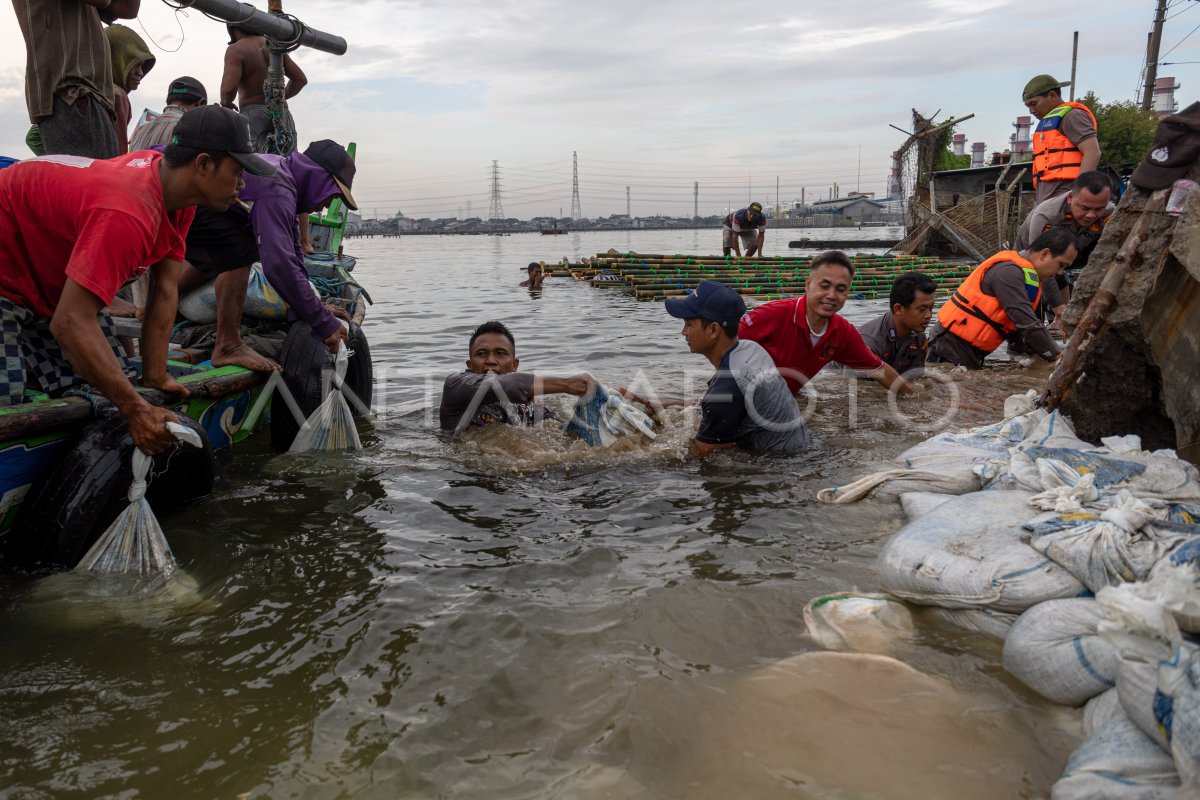 PENANGGULANGAN TANGGUL JEBOL DI KAWASAN PELABUHAN TANJUNG EMAS SEMARANG | ANTARA Foto