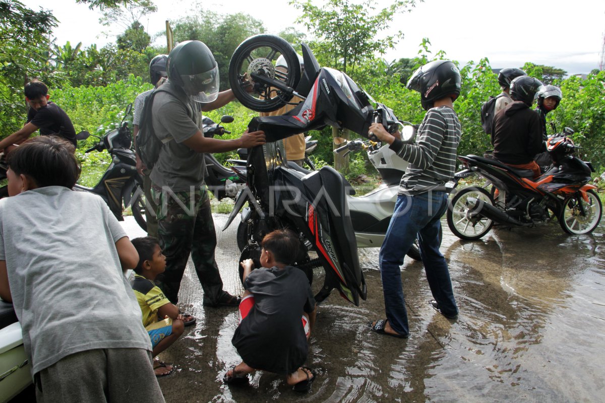 KENDARAAN MOGOK AKIBAT BANJIR | ANTARA Foto