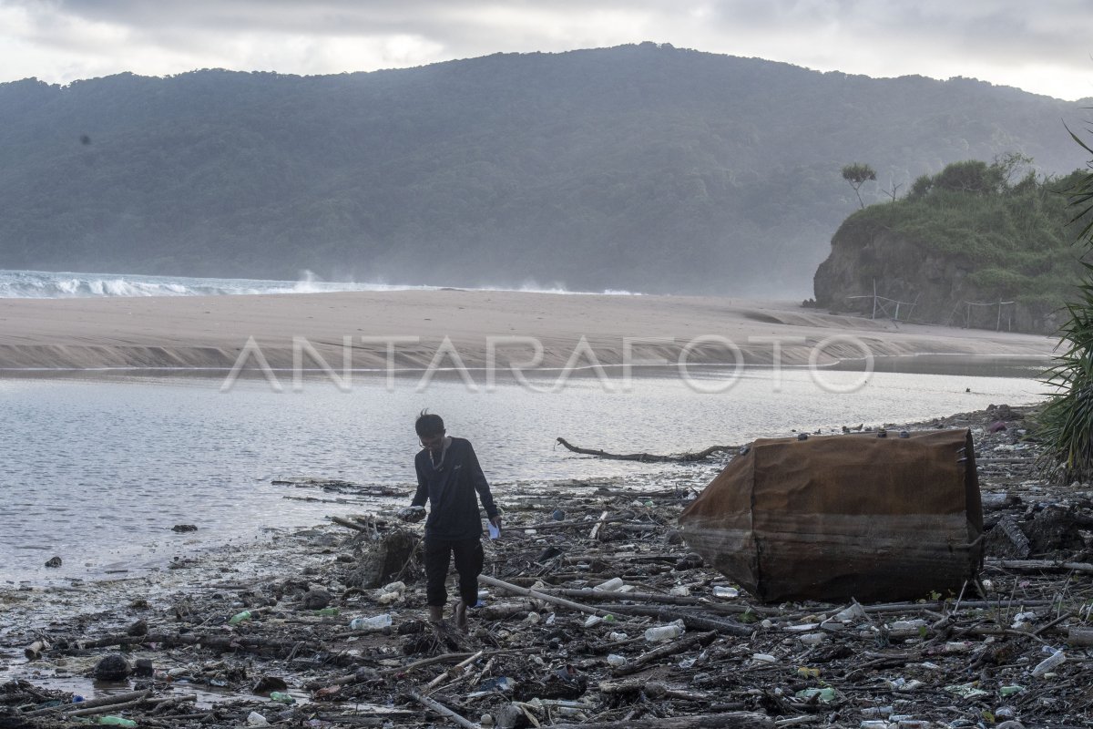SAMPAH PLASTIK DI PANTAI TNUK | ANTARA Foto SAMPAH PLASTIK DI PANTAI TNUK | ANTARA Foto