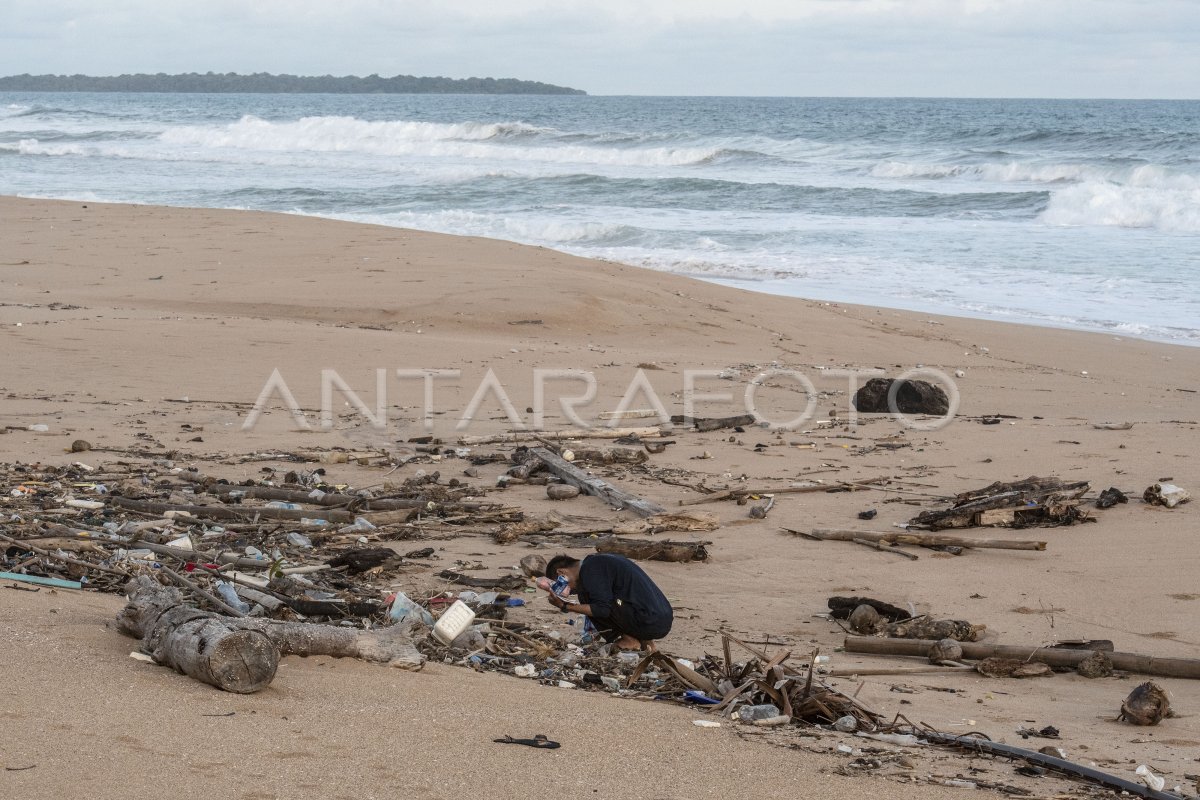 SAMPAH PLASTIK DI PANTAI TNUK | ANTARA Foto SAMPAH PLASTIK DI PANTAI TNUK | ANTARA Foto