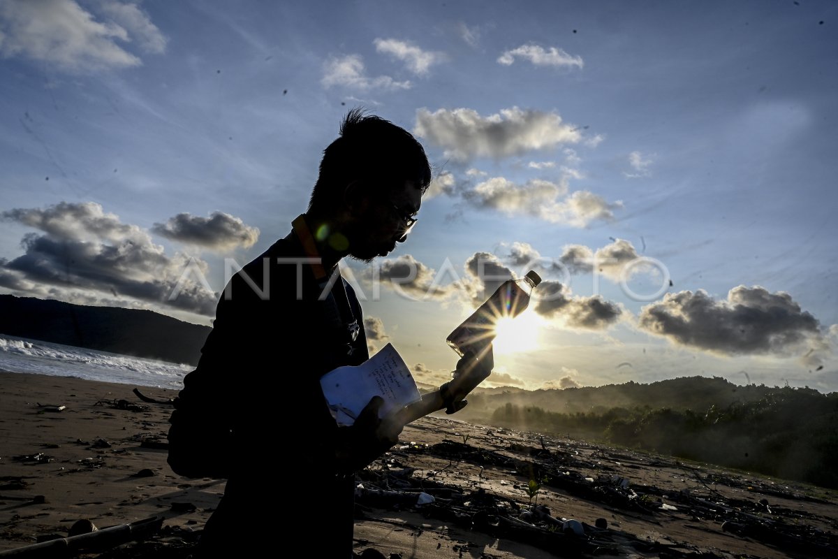 SAMPAH PLASTIK DI PANTAI TNUK | ANTARA Foto SAMPAH PLASTIK DI PANTAI TNUK | ANTARA Foto