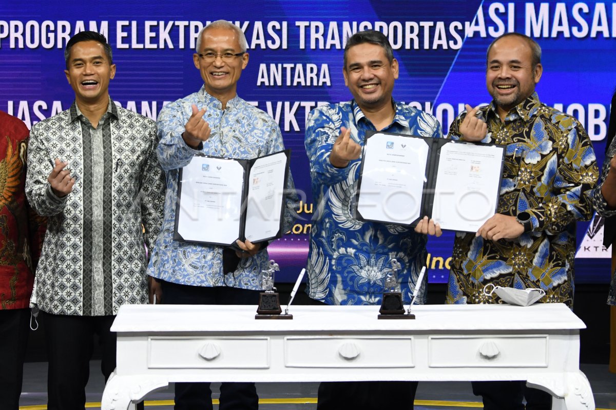 KERJA SAMA ELEKTRIFIKASI TRANSPORTASI MASSAL JABAR | ANTARA Foto