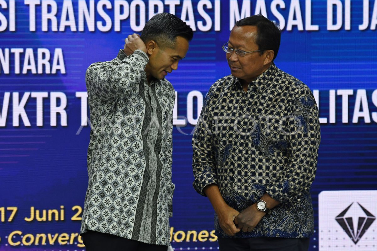 KERJA SAMA ELEKTRIFIKASI TRANSPORTASI MASSAL JABAR | ANTARA Foto