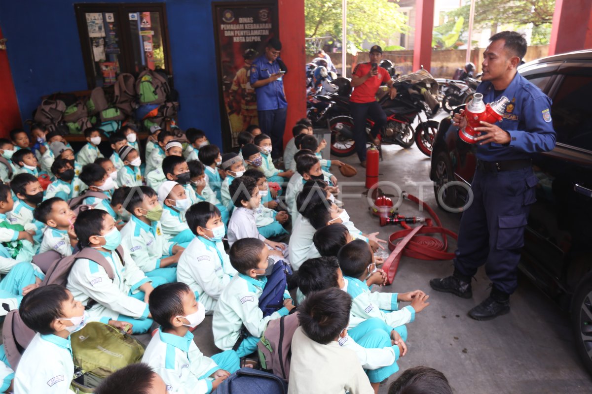 EDUKASI TENTANG TUGAS PEMADAM KEBAKARAN | ANTARA Foto EDUKASI TENTANG TUGAS PEMADAM KEBAKARAN | ANTARA Foto