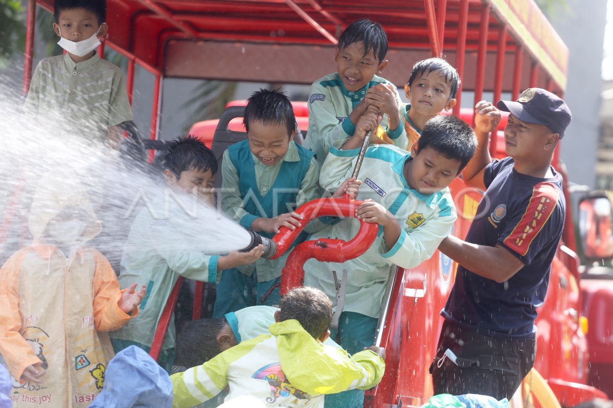 EDUKASI TENTANG TUGAS PEMADAM KEBAKARAN | ANTARA Foto EDUKASI TENTANG TUGAS PEMADAM KEBAKARAN | ANTARA Foto