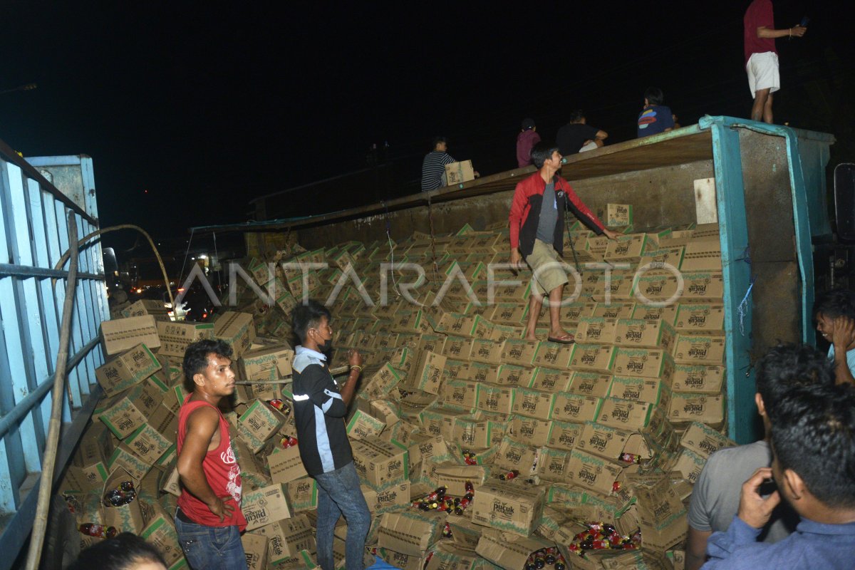 MOBIL TRUK TERBALIK DI GOWA | ANTARA Foto MOBIL TRUK TERBALIK DI GOWA | ANTARA Foto