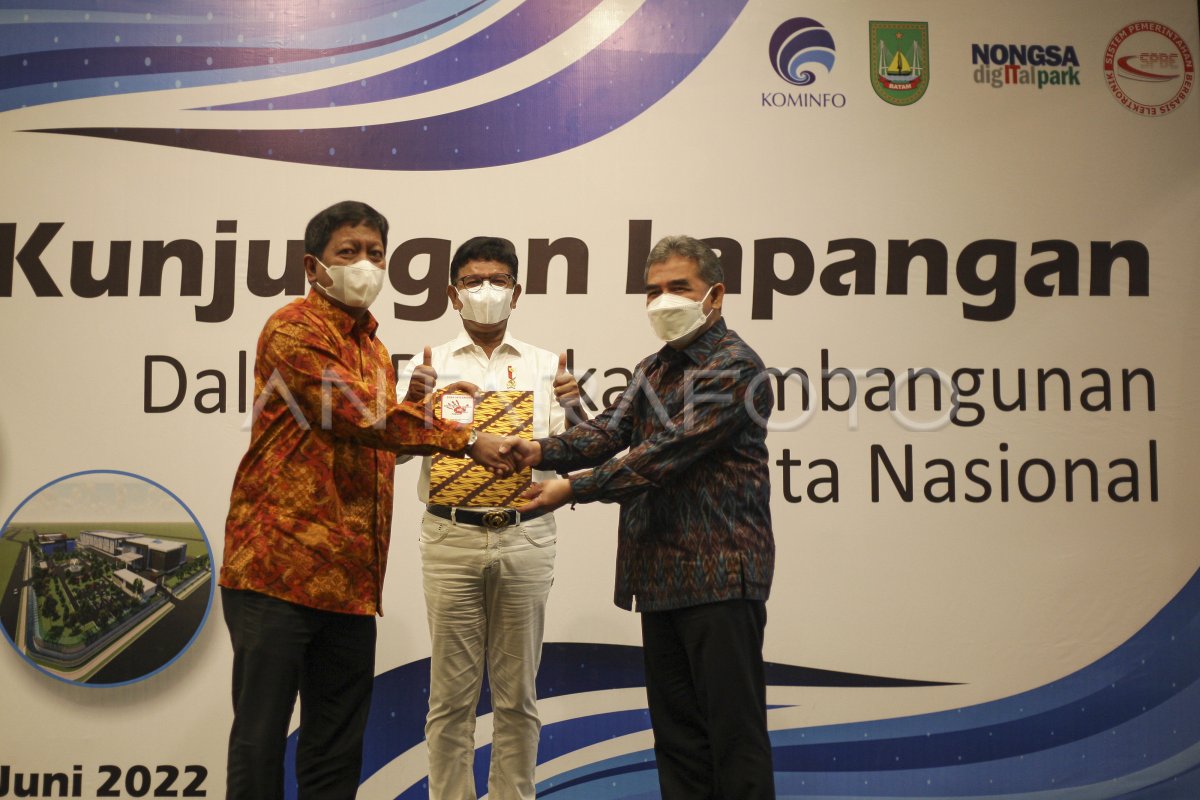 SERAH TERIMA SERTIFIKAT LAHAN PDN DI BATAM | ANTARA Foto