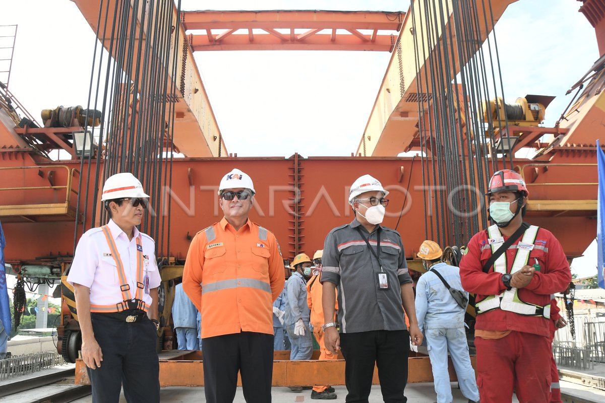 PEMASANGAN GIRDER BOX PROYEK KCJB | ANTARA Foto PEMASANGAN GIRDER BOX PROYEK KCJB | ANTARA Foto