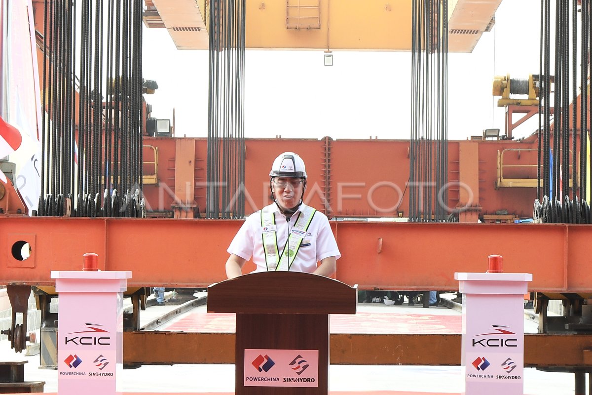 PEMASANGAN GIRDER BOX PROYEK KCJB | ANTARA Foto PEMASANGAN GIRDER BOX PROYEK KCJB | ANTARA Foto