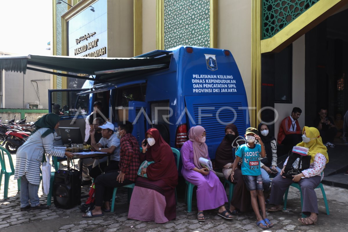 PELAYANAN TERDAMPAK PERUBAHAN NAMA JALAN | ANTARA Foto