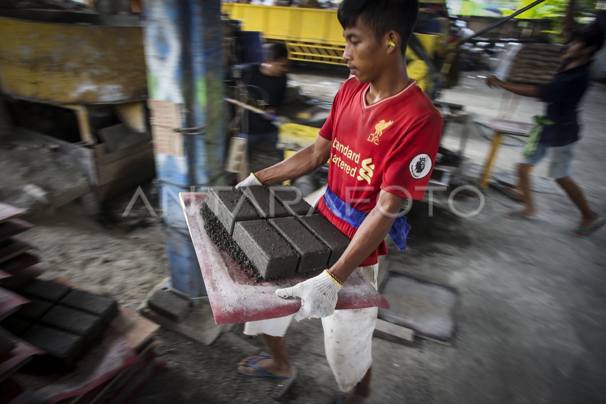 PEMBUATAN PAVING BLOK BERBAHAN SAMPAH PLASTIK | ANTARA Foto