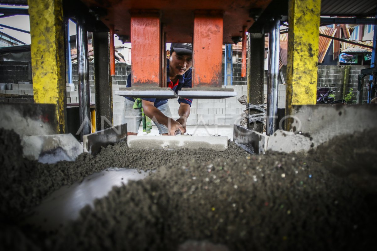 PEMBUATAN PAVING BLOK BERBAHAN SAMPAH PLASTIK | ANTARA Foto