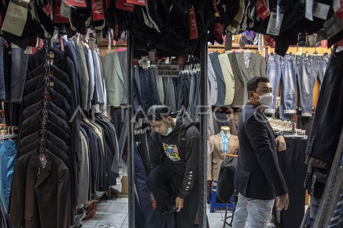 PAKAIAN IMPOR BEKAS MASIH DIMINATI | ANTARA Foto PAKAIAN IMPOR BEKAS MASIH DIMINATI | ANTARA Foto
