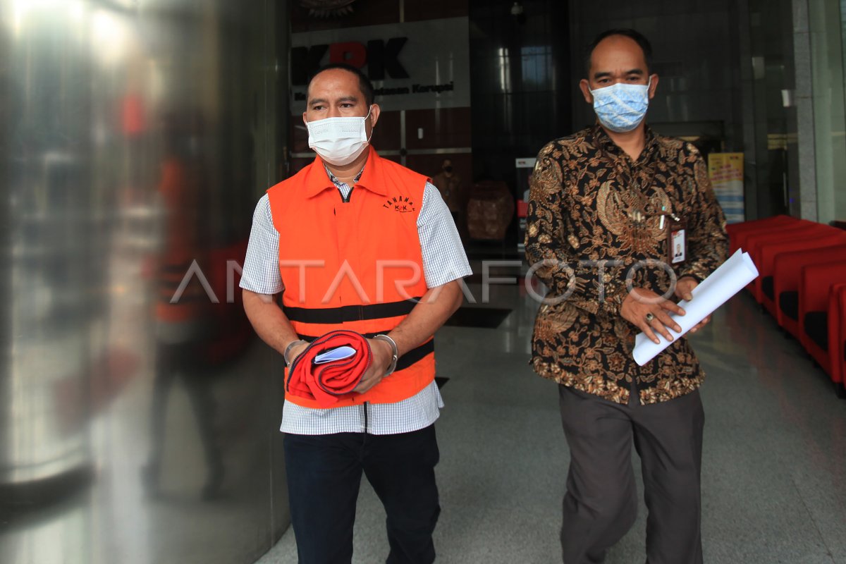 PEMERIKSAAN TERSANGKA STAF TATA USAHA PEMKOT AMBON | ANTARA Foto