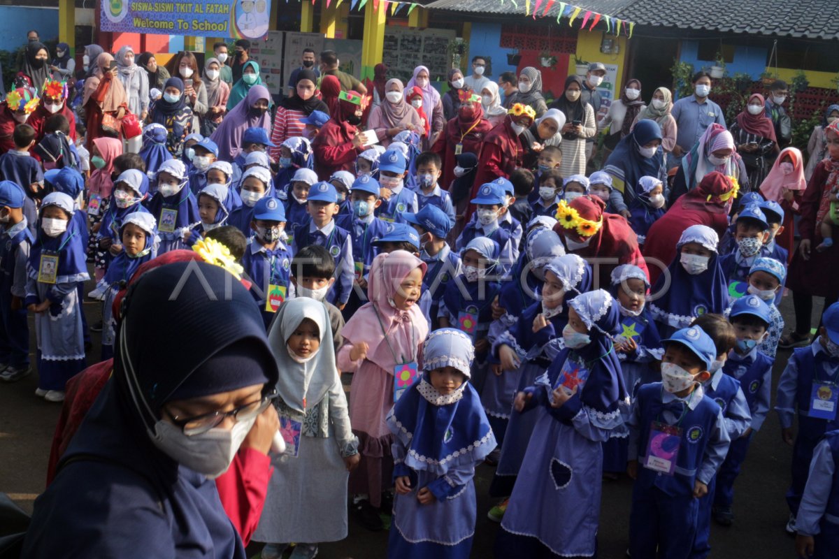 HARI PERTAMA MASUK TK DI DEPOK | ANTARA Foto