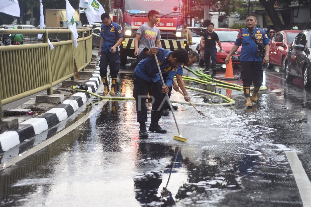 PETUGAS DAMKAR BERSIHKAN TUMPAHAN OLI DI JALAN | ANTARA Foto
