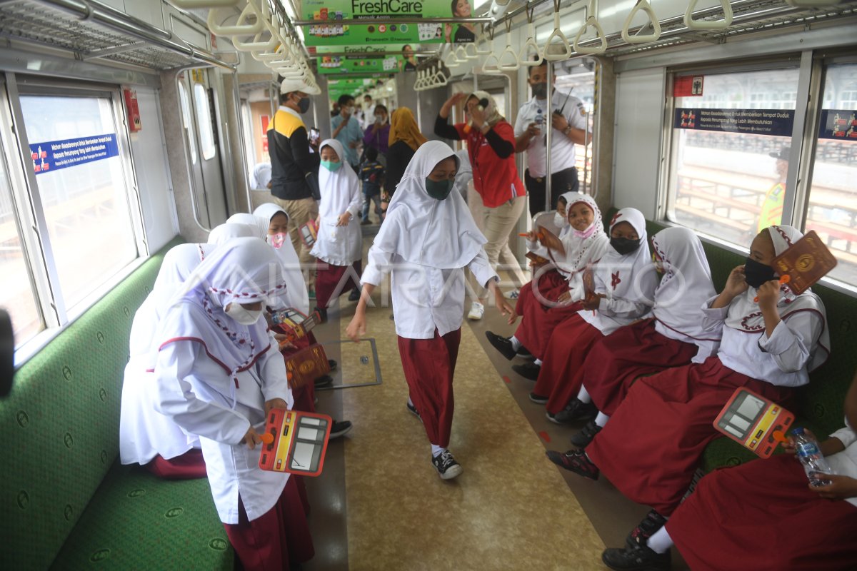 KAI COMMUTER RAYAKAN HARI ANAK NASIONAL | ANTARA Foto