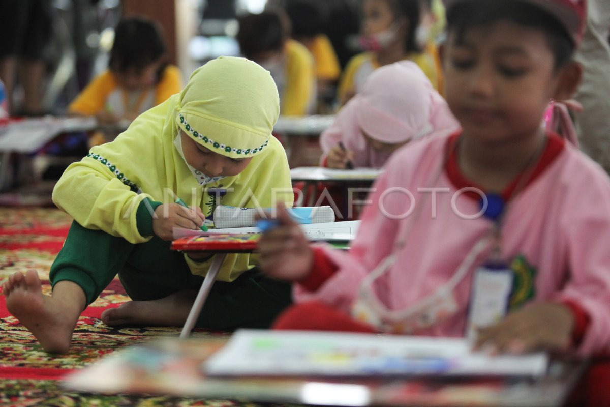SAMBUT HARI ANAK NASIONAL DI STASIUN GUBENG SURABAYA | ANTARA Foto