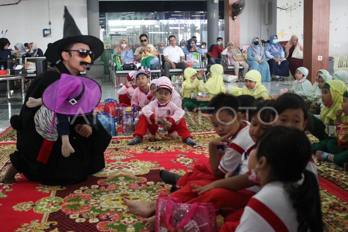 SAMBUT HARI ANAK NASIONAL DI STASIUN GUBENG SURABAYA | ANTARA Foto