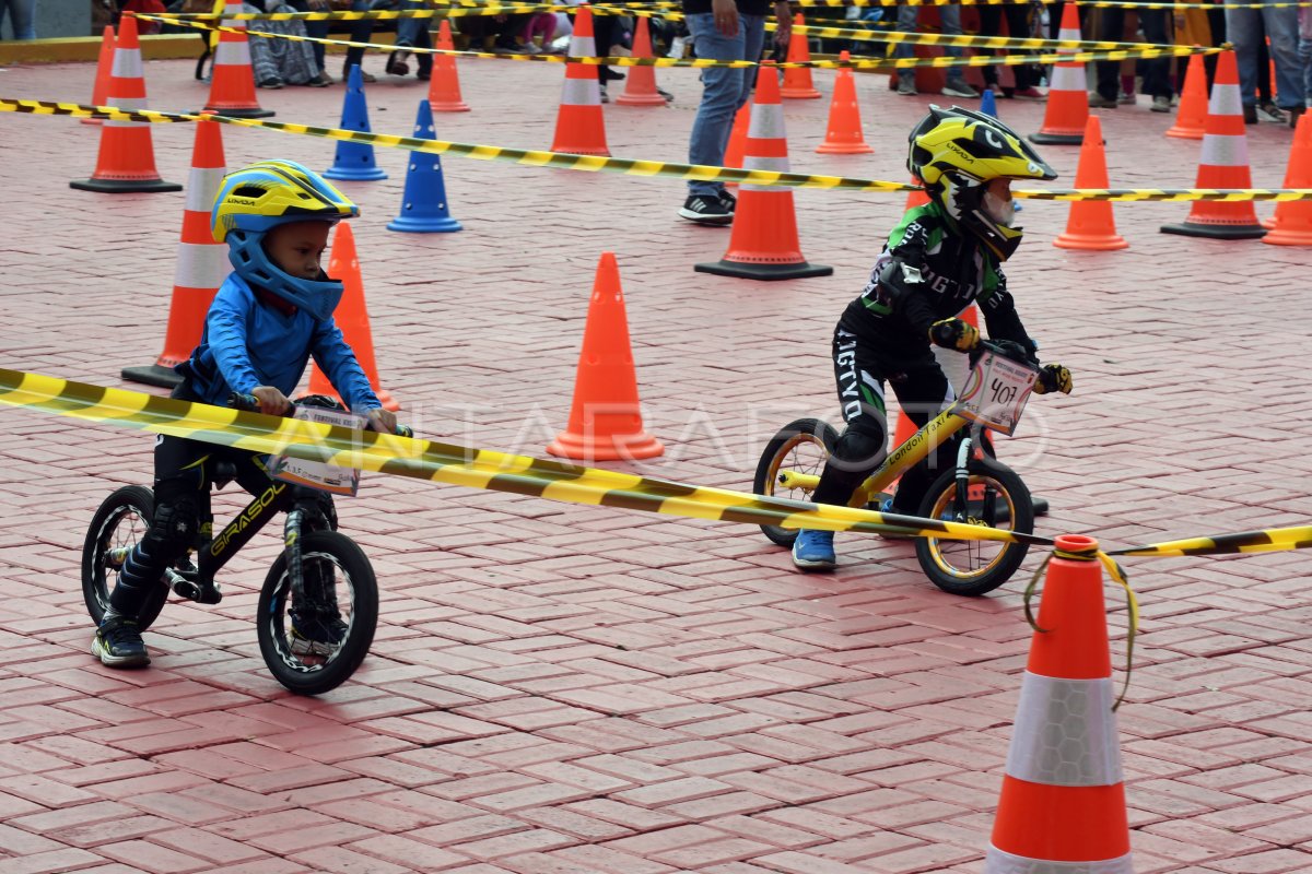 LOMBA BALAP SEPEDA KESEIMBANGAN UNTUK ANAK | ANTARA Foto LOMBA BALAP SEPEDA KESEIMBANGAN UNTUK ANAK | ANTARA Foto