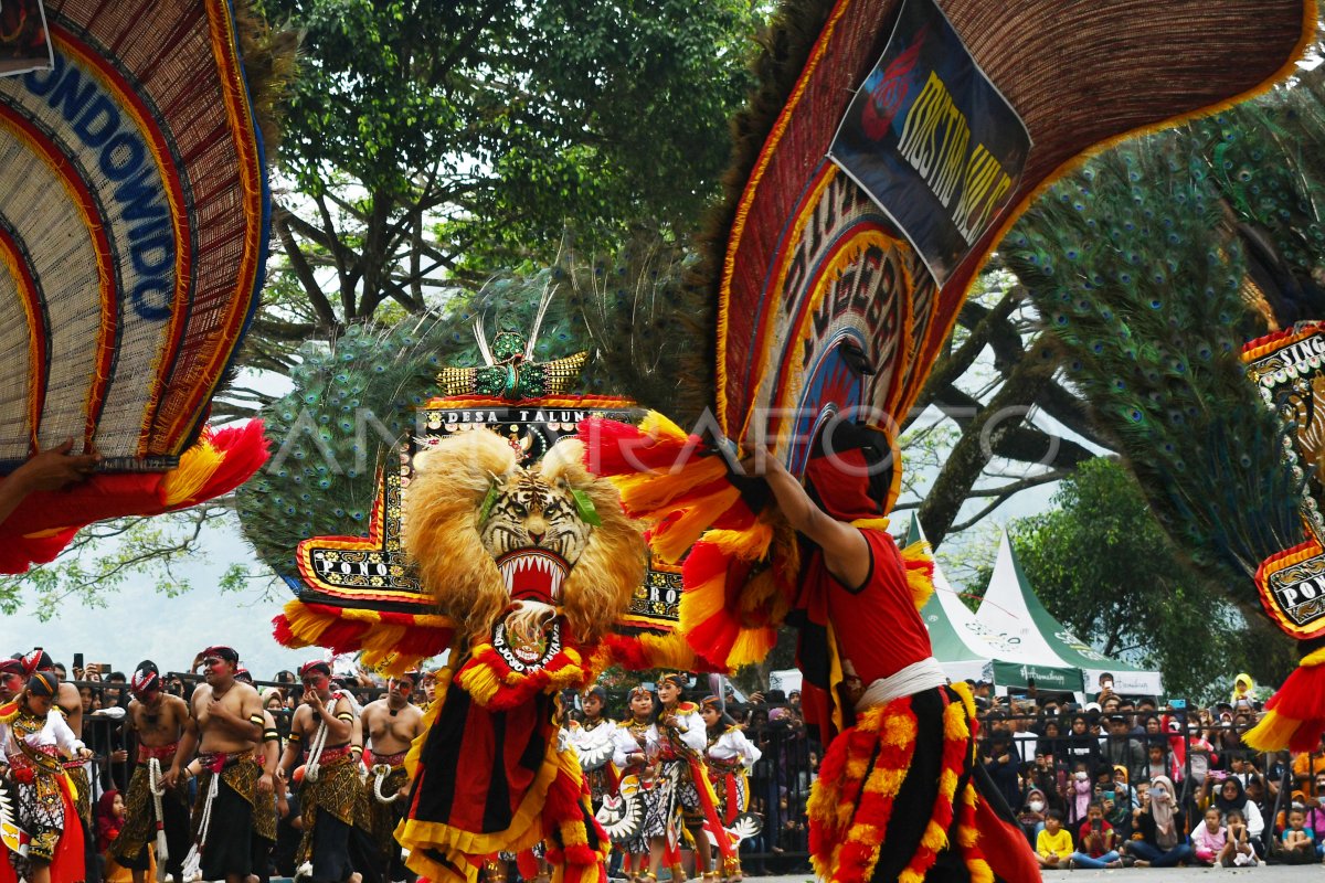 REOG PONOROGO HIBUR WISATAWAN TELAGA NGEBEL | ANTARA Foto REOG PONOROGO HIBUR WISATAWAN TELAGA NGEBEL | ANTARA Foto