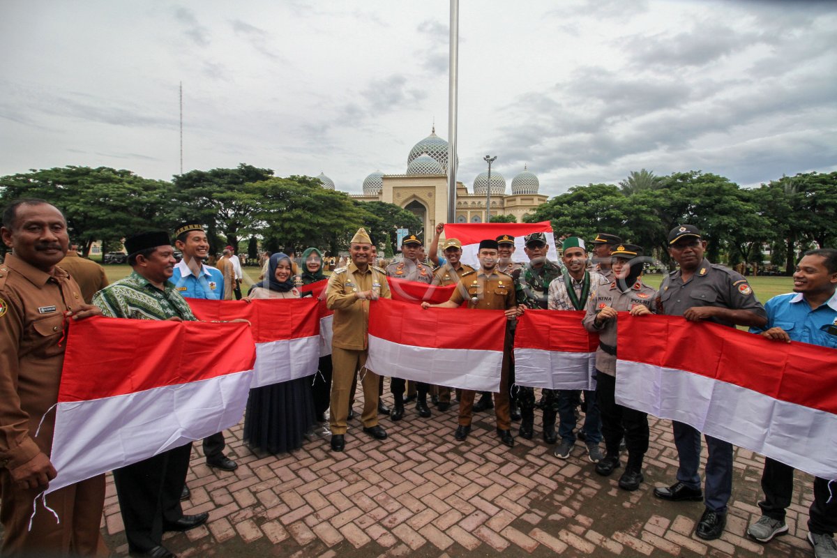 GERAKAN PEMBAGIAN 10 JUTA BENDERA MERAH PUTIH | ANTARA Foto GERAKAN PEMBAGIAN 10 JUTA BENDERA MERAH PUTIH | ANTARA Foto