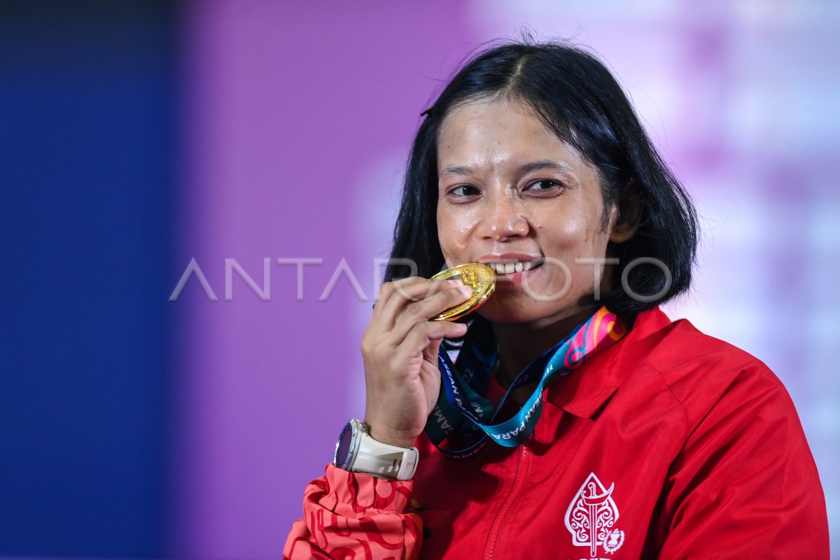 MEDALI EMAS ANGKAT BERAT 41 KG WANITA APG 2022 | ANTARA Foto