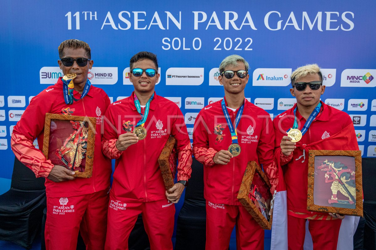 MEDALI EMAS RENANG ESTAFET 4x100 METER GAYA BEBAS PUTRA APG 202 | ANTARA Foto