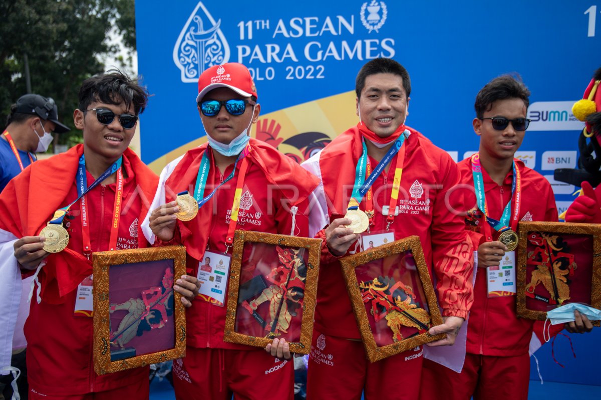 MEDALI EMAS RENANG ESTAFET 4x100 GAYA CAMPURAN PUTRA S14 APG 2022 | ANTARA Foto