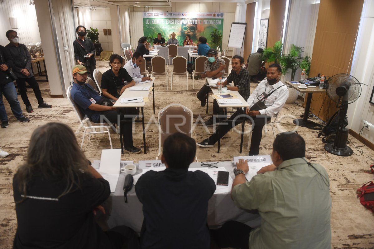 PENINGKATAN KOMPETENSI PEWARTA FOTO | ANTARA Foto PENINGKATAN KOMPETENSI PEWARTA FOTO | ANTARA Foto