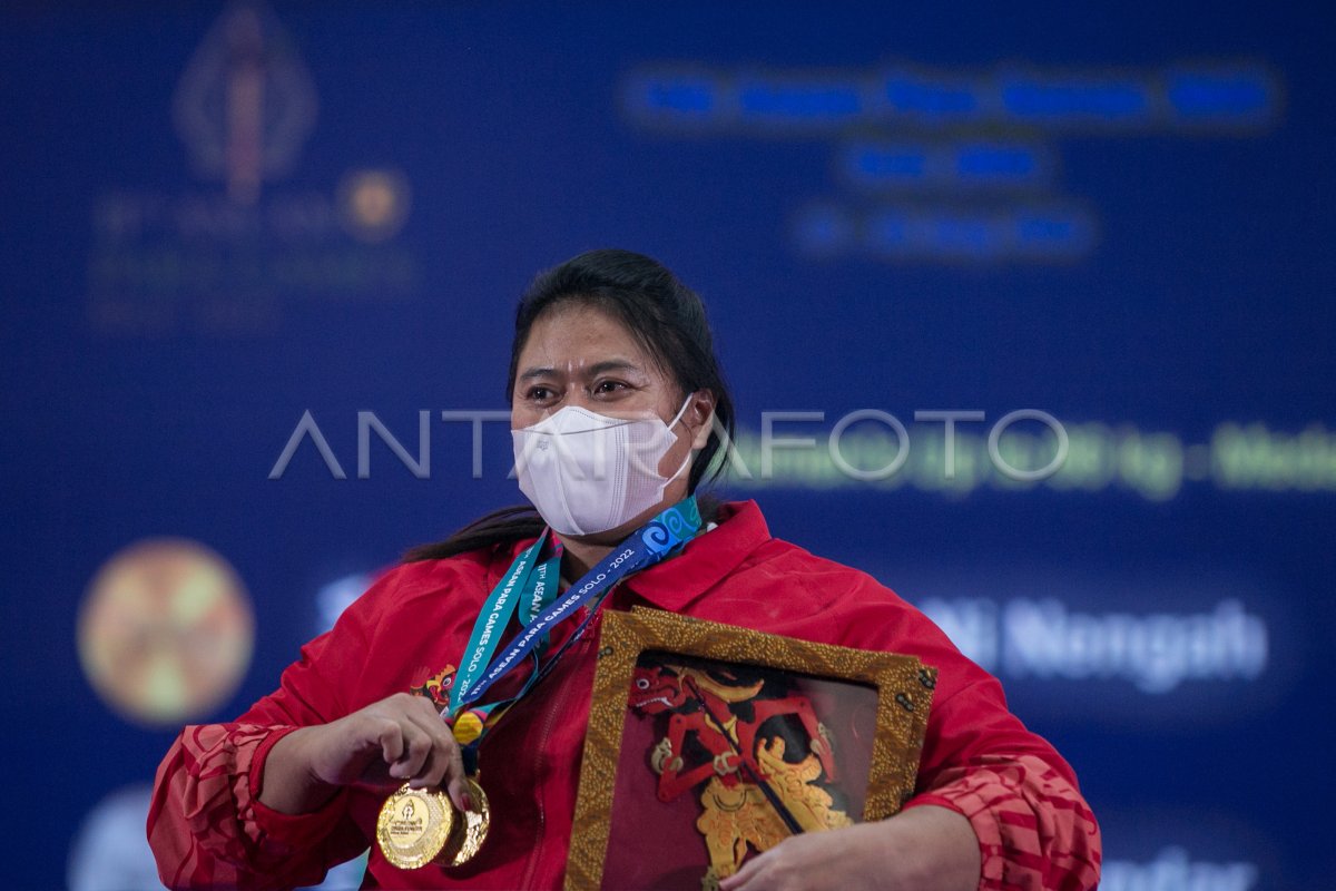 MEDALI EMAS ANGKAT BERAT PUTRI INDONESIA APG 2022 | ANTARA Foto