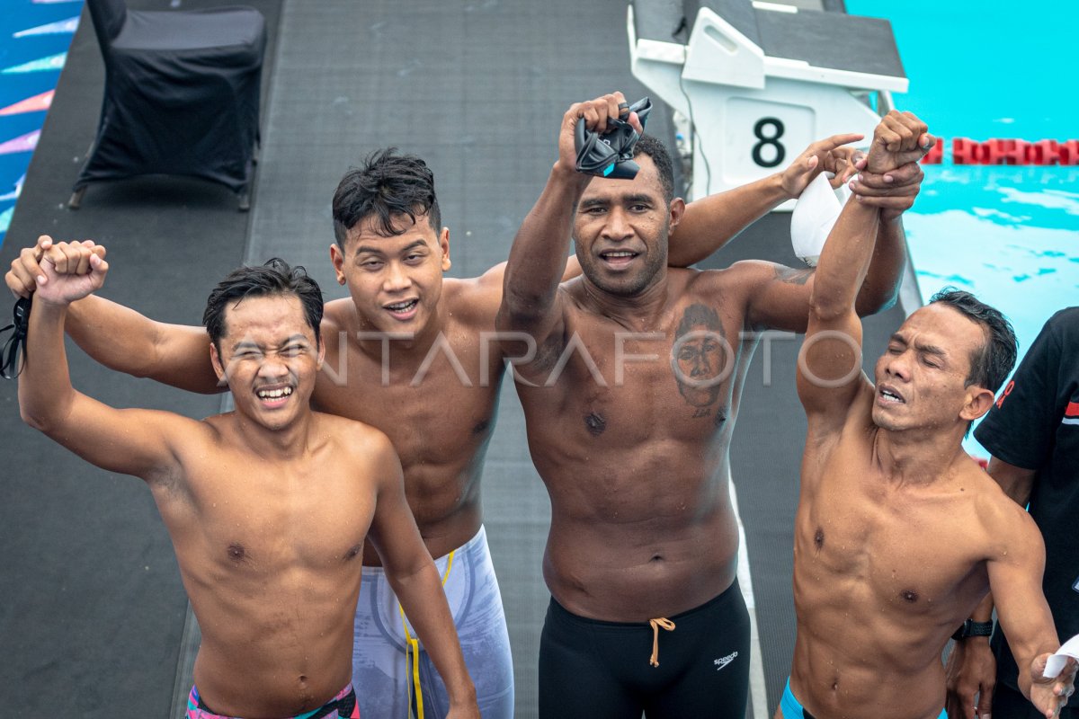 MEDALI EMAS RENANG ESTAFET 4X100 GAYA BEBAS PUTRA 49 POIN APG 2022 | ANTARA Foto