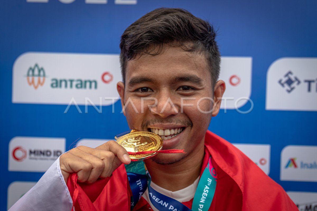 MEDALI EMAS RENANG GAYA CAMPURAN INDIVIDU 200 METER PUTRA SM8 APG 2022 | ANTARA Foto