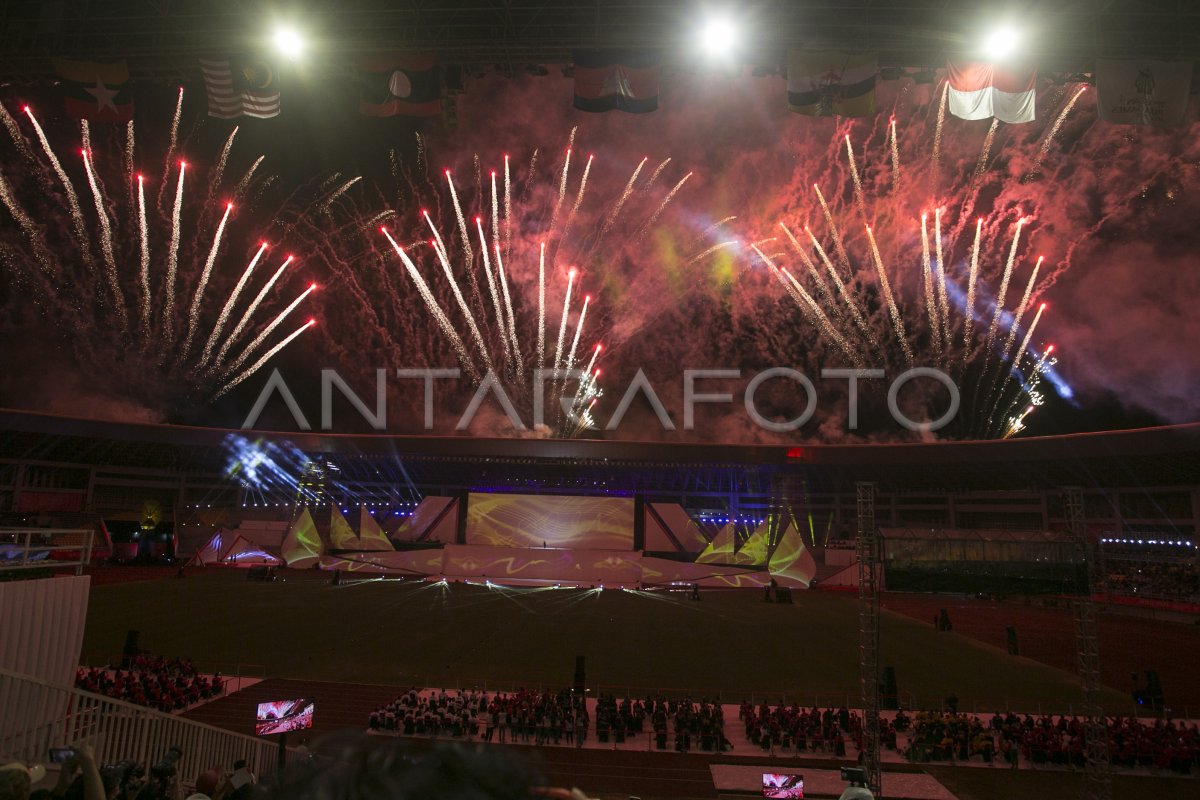 PERTUNJUKAN KEMBANG API PENTUPAN ASEAN PARA GAMES 2022 | ANTARA Foto