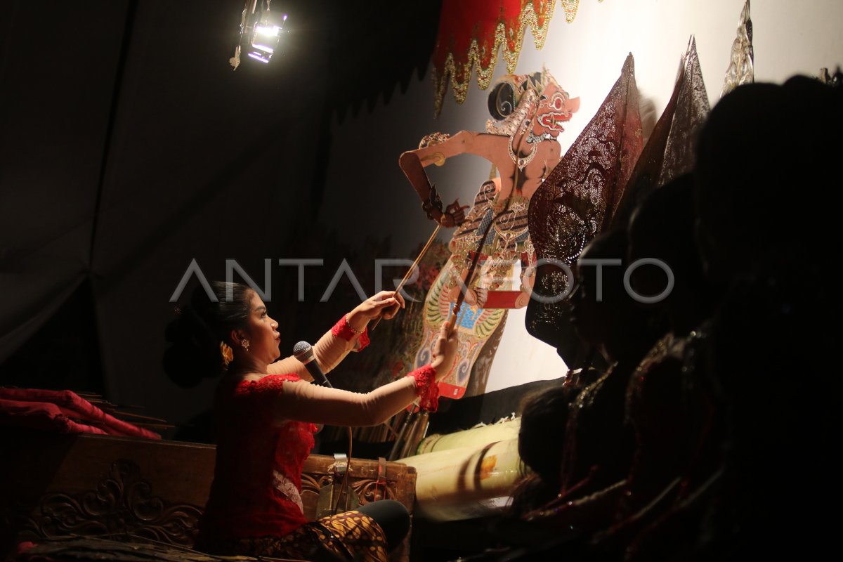 PERTUNJUKAN WAYANG KULIT DALANG PEREMPUAN | ANTARA Foto
