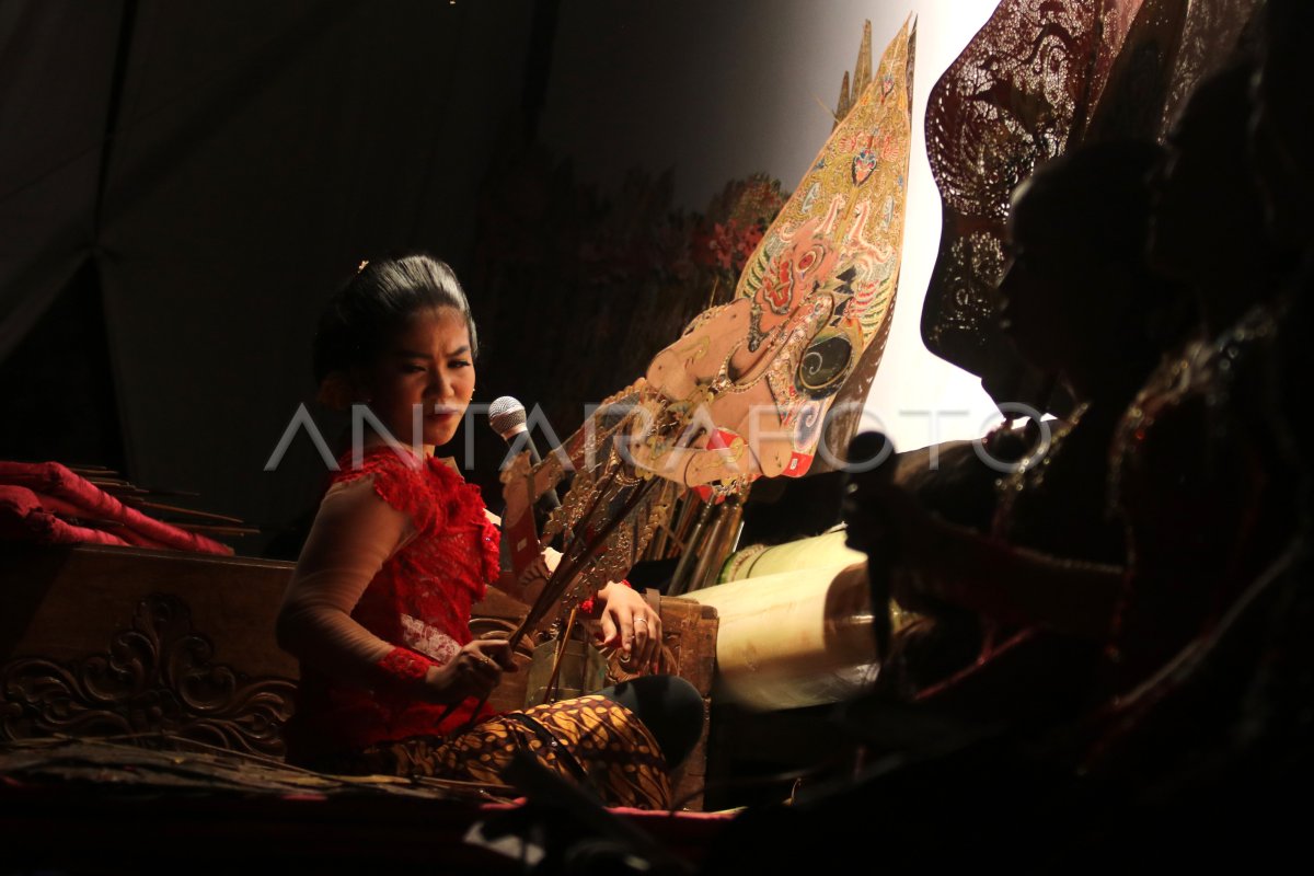 PERTUNJUKAN WAYANG KULIT DALANG PEREMPUAN | ANTARA Foto PERTUNJUKAN WAYANG KULIT DALANG PEREMPUAN | ANTARA Foto