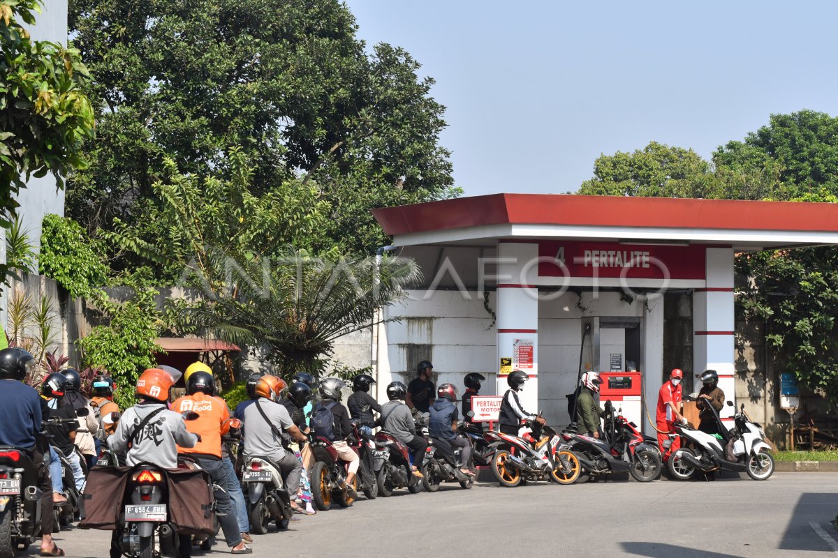 ANTREAN KENDARAAN DI SPBU KOTA BOGOR | ANTARA Foto