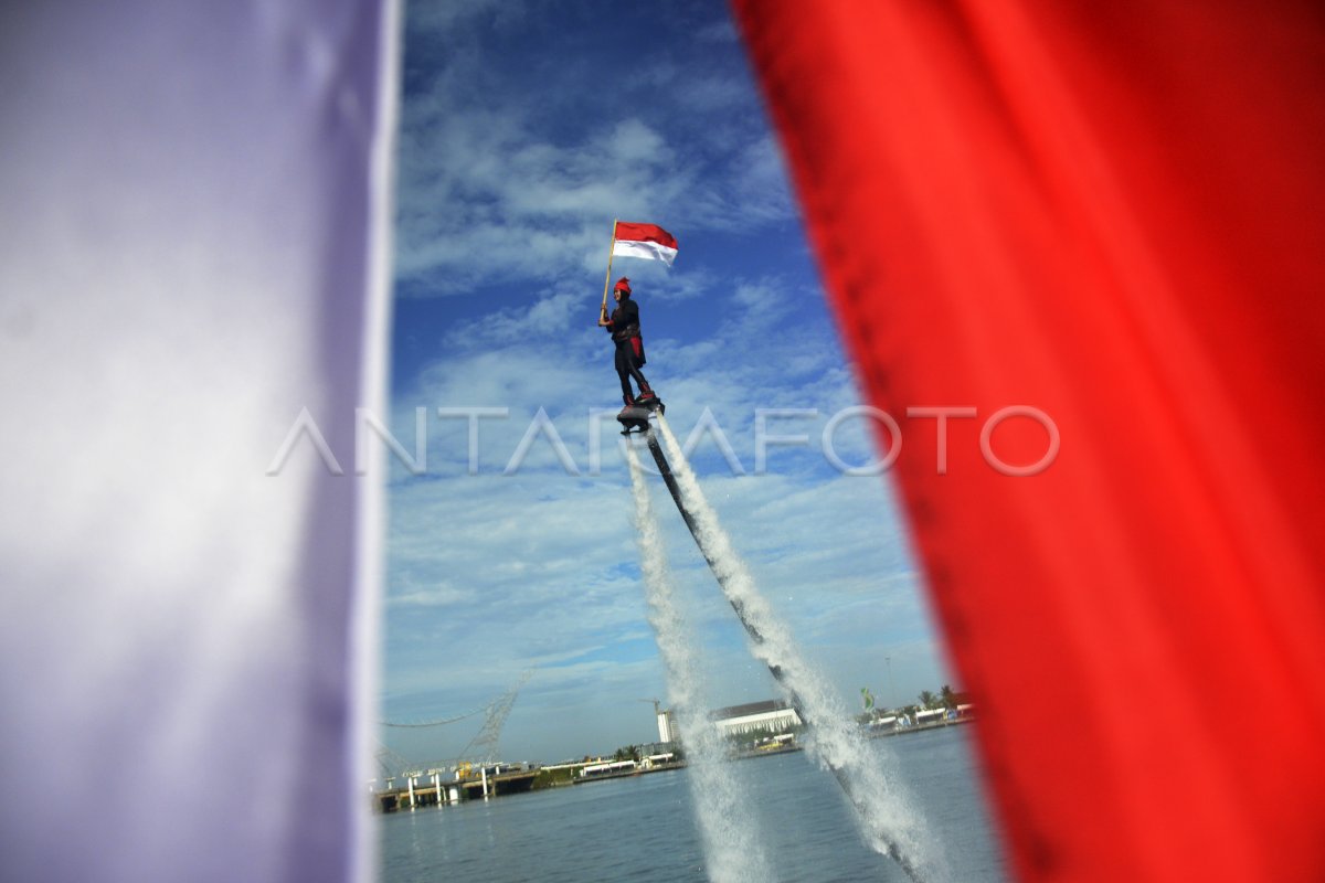 ATRAKSI FLYBOARD WARNAI PERINGATAN HUT KE-77 KEMERDEKAAN RI | ANTARA Foto