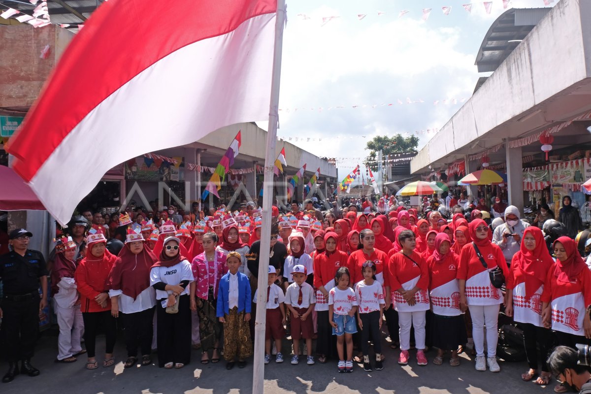 HUT KE-77 KEMERDEKAAN RI DI PASAR TRADISIONAL | ANTARA Foto