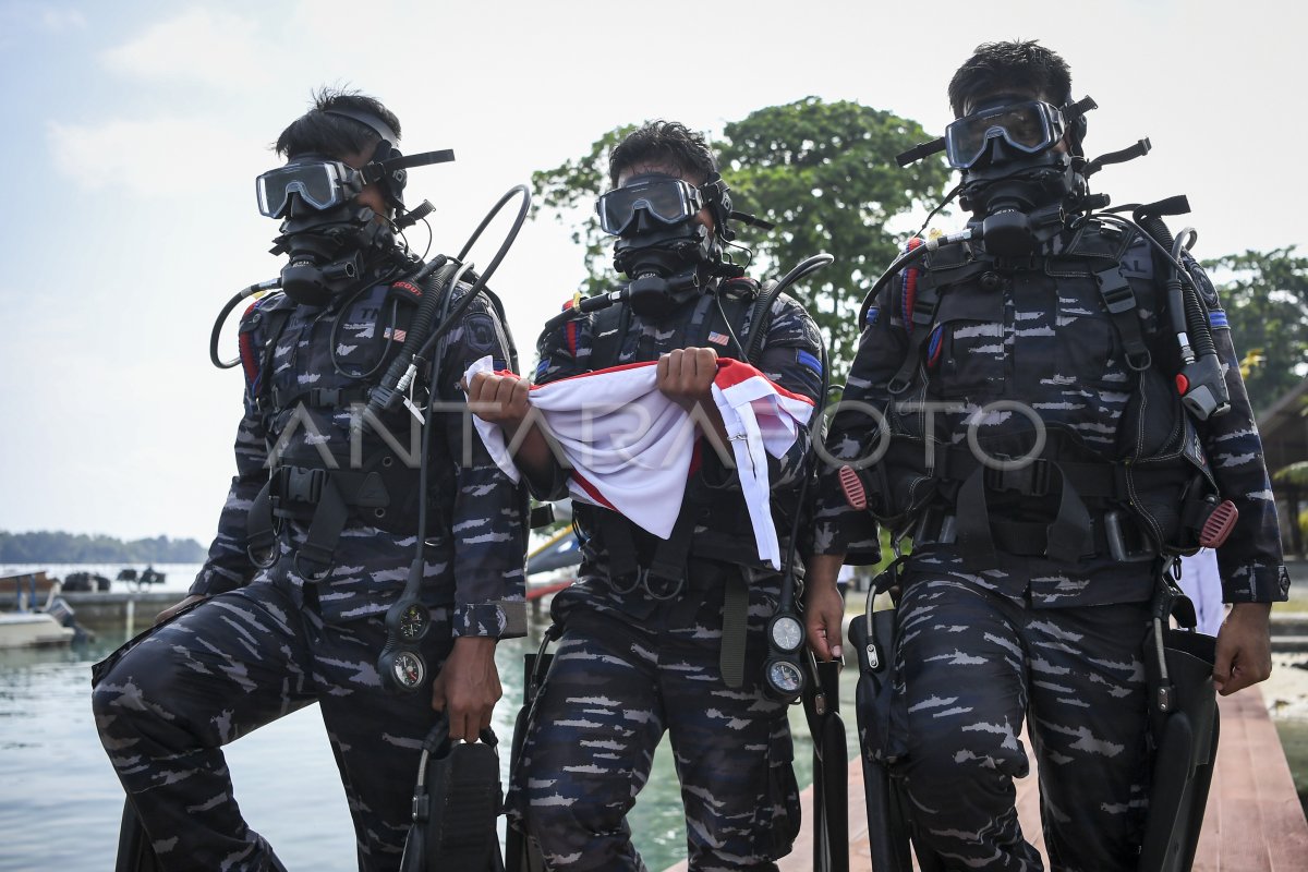 PENGIBARAN BENDERA MERAH PUTIH BAWAH AIR | ANTARA Foto PENGIBARAN BENDERA MERAH PUTIH BAWAH AIR | ANTARA Foto