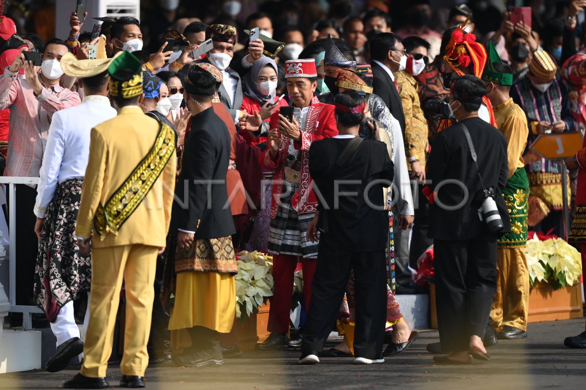 Presiden Joko Widodo Kenakan Baju Adat Dolomani Antara Foto