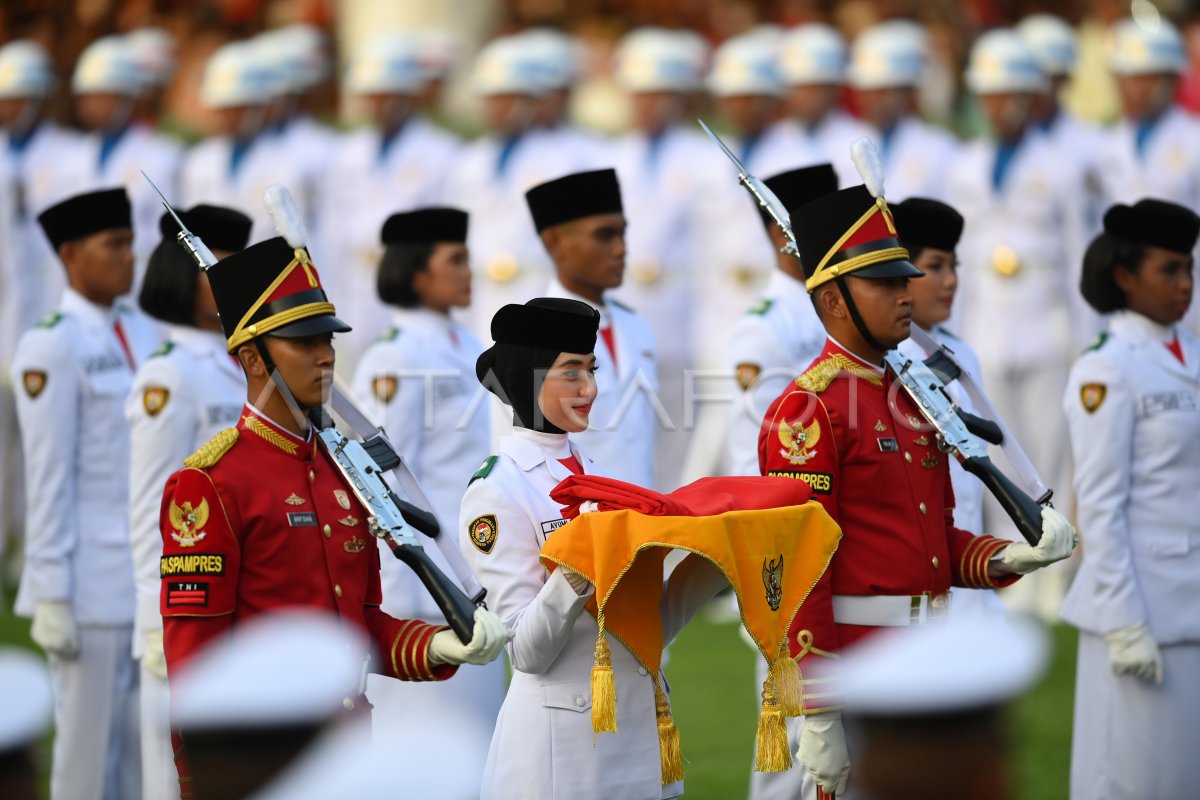 UPACARA PENURUNAN BENDERA | ANTARA Foto