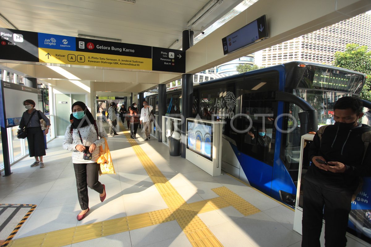 HALTE TRANSJAKARTA GELORA BUNG KARNO BEROPERASI KEMBALI | ANTARA Foto