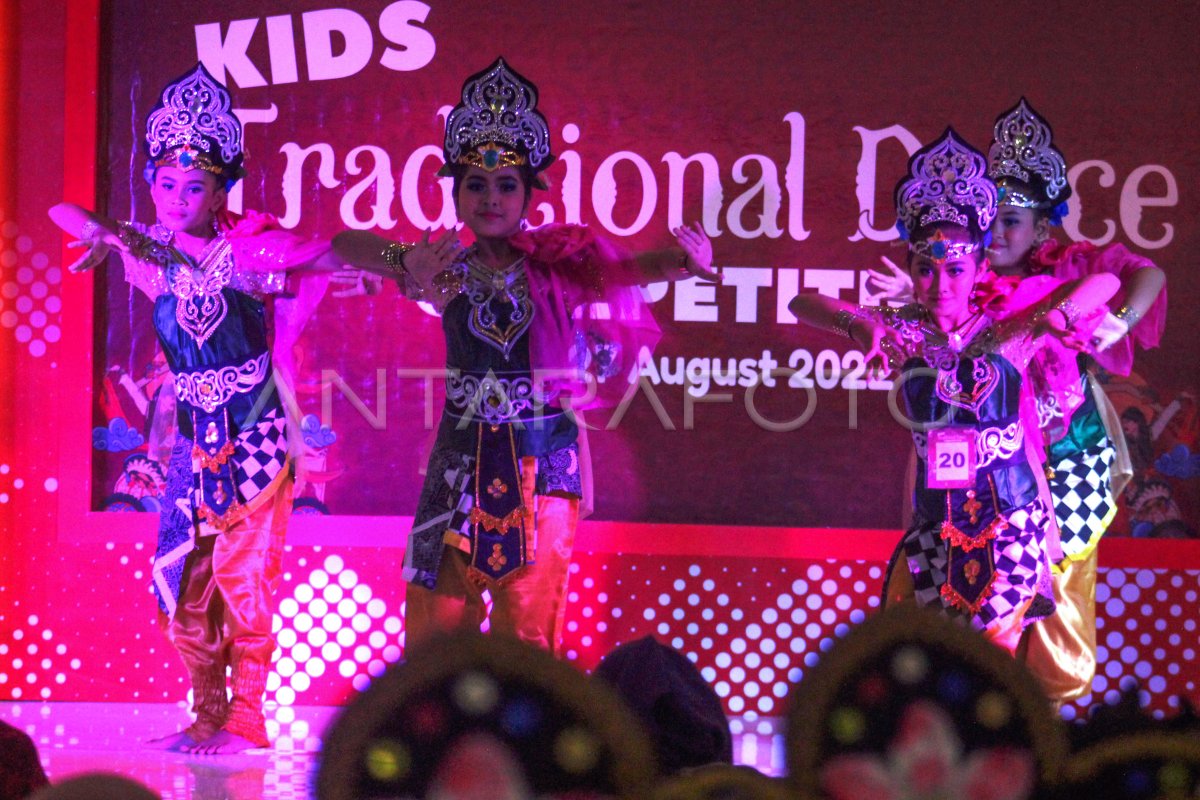 LOMBA TARI TRADISIONAL DI MAL | ANTARA Foto
