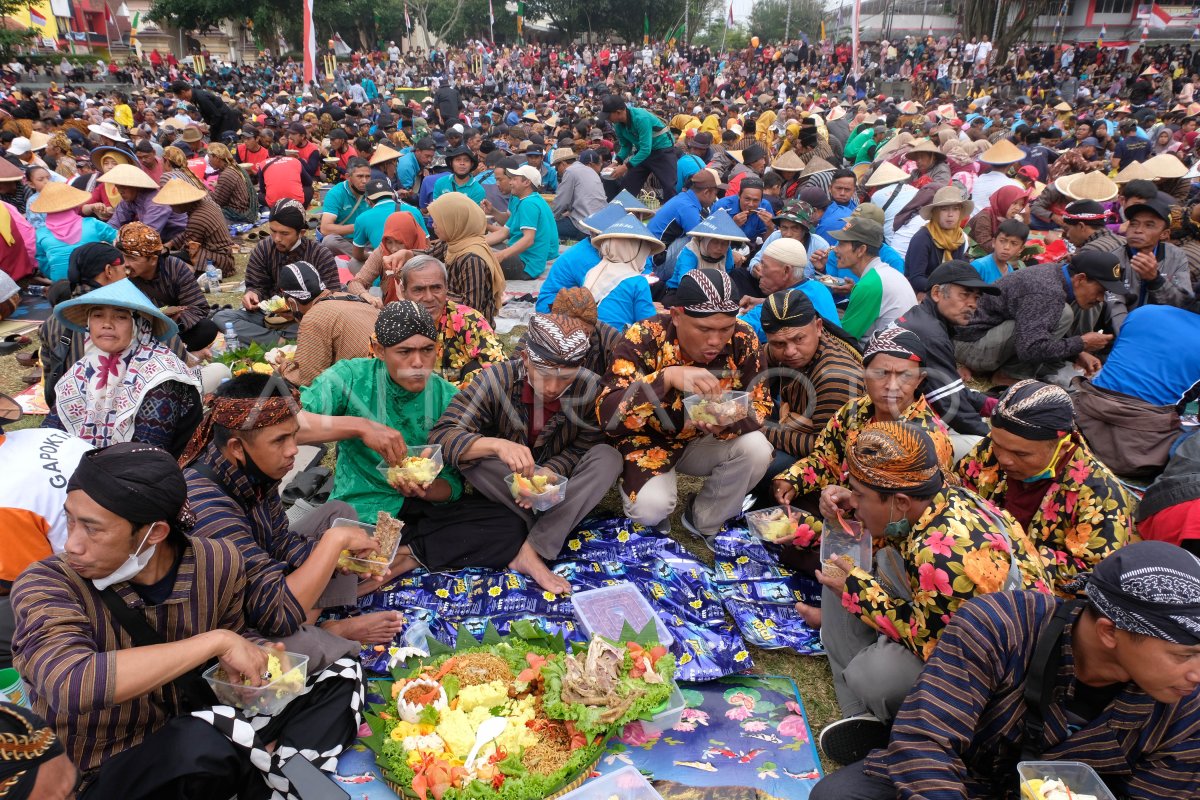 TASYAKURAN WIWIT MBAKO PANEN KOPI | ANTARA Foto