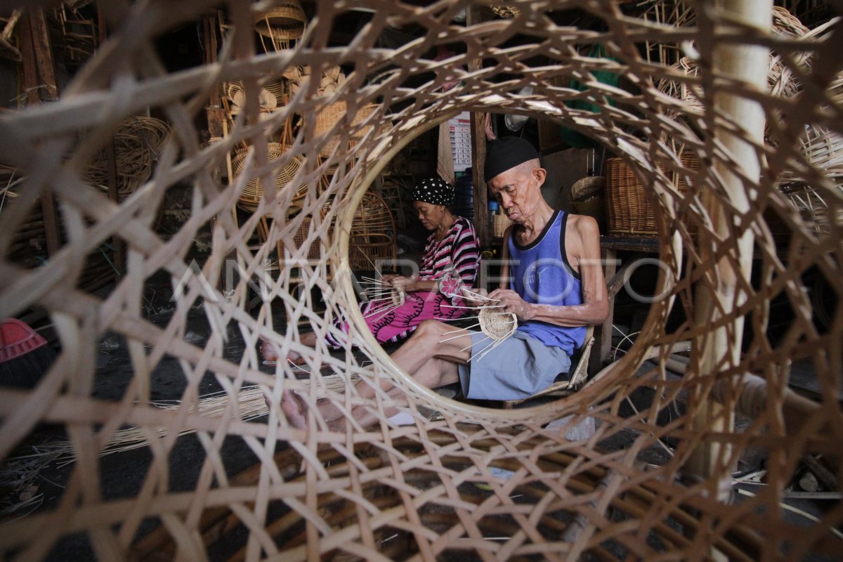 KERAJINAN ROTAN DI SURABAYA | ANTARA Foto