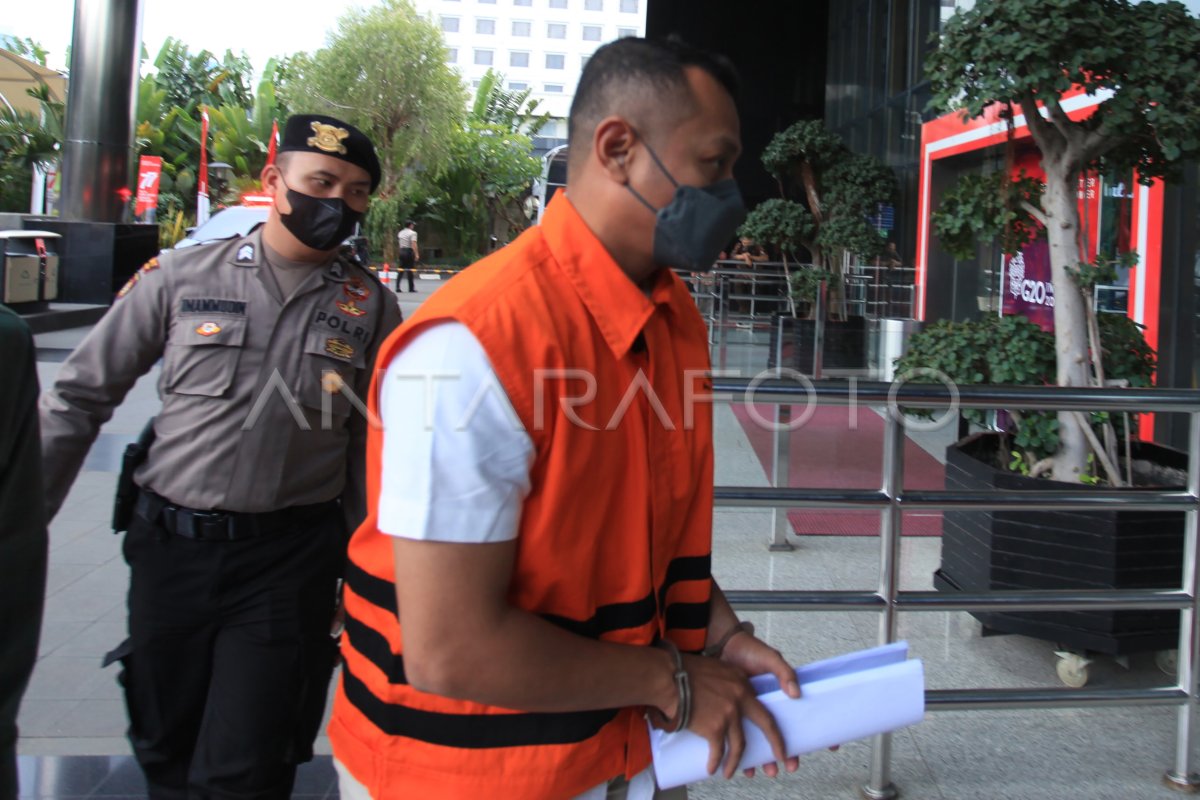 PEMERIKSAAN TERSANGKA YOHANES BINUR | ANTARA Foto