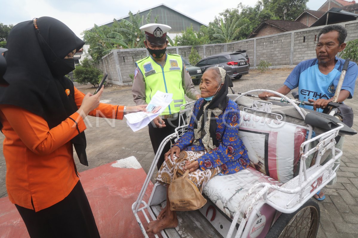 PENYALURAN BLT BBM DI KEDIRI | ANTARA Foto PENYALURAN BLT BBM DI KEDIRI | ANTARA Foto